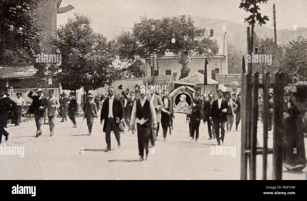 Jubilant Austrian crowds at the outbreak of the first world war 1914 ...