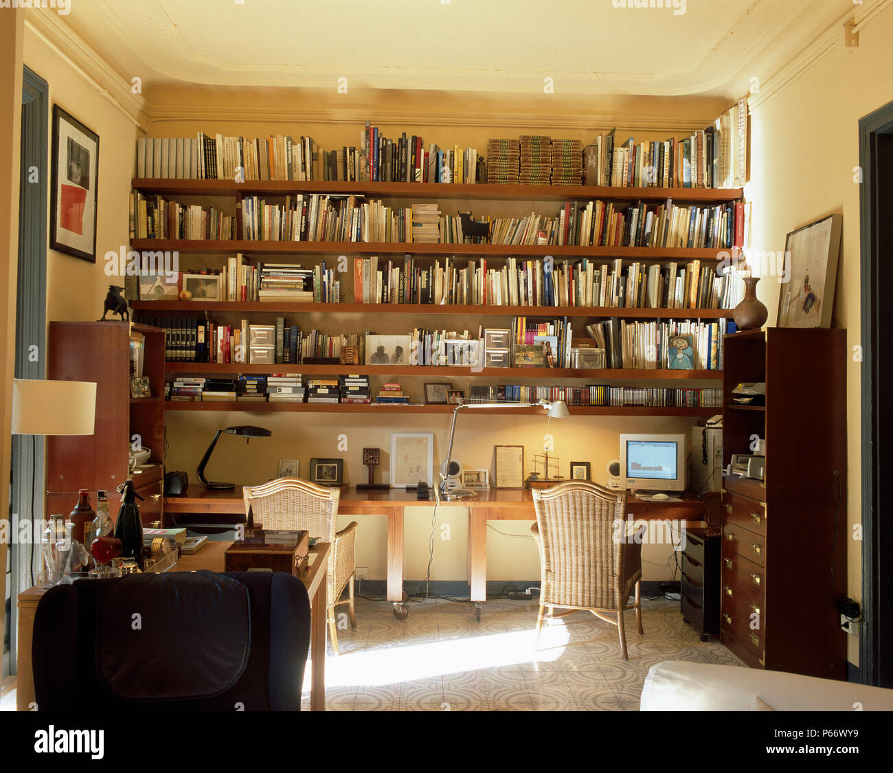 Bookshelves home interiors hi-res stock photography and images - Alamy