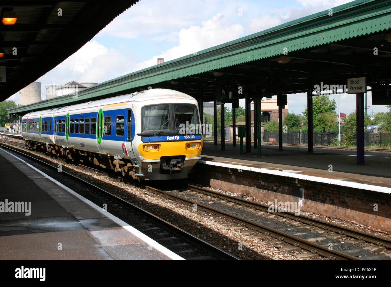A Great Western Link Class 165 turbo diesel arrives at Didcot Parkway ...