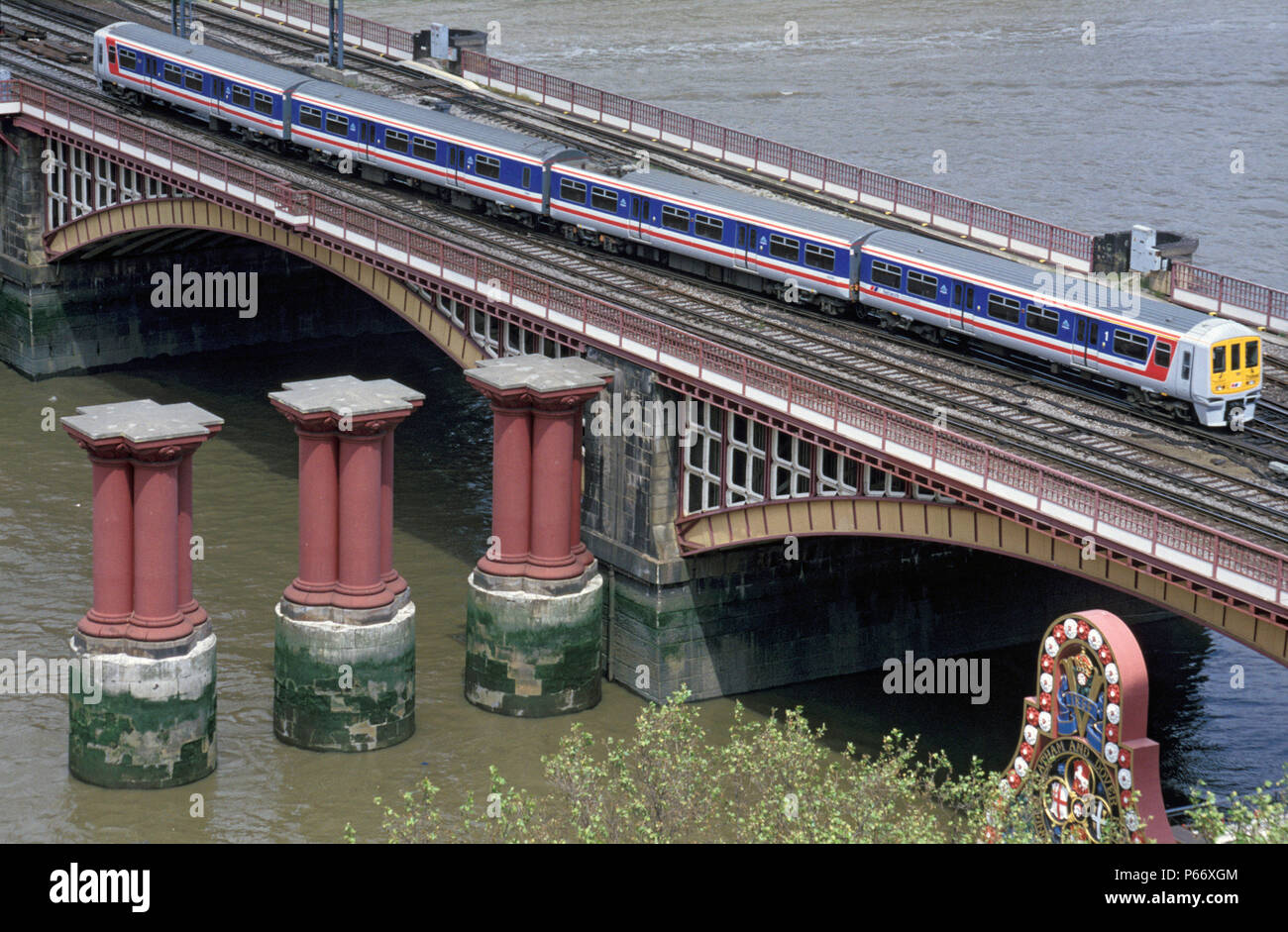 Blackfriars Bridge, London, with a Thameslink Class 319/1 EMU in ...