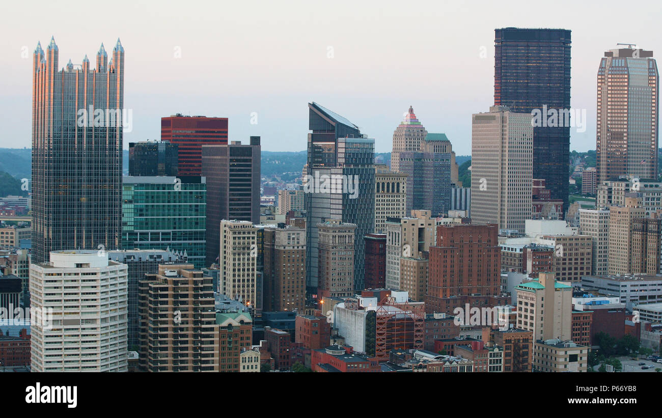 Yellow bridge in pittsburgh pennsylvania hi-res stock photography and ...