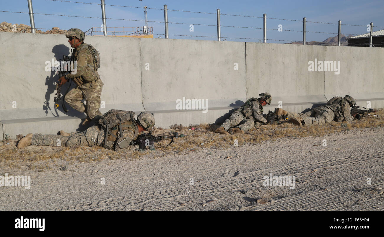 U.S. Army Soldiers assigned to 1st Battalion, 28th Infantry Regiment ...