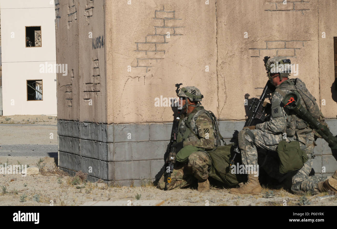 U.S. Army Soldiers assigned to 1st Battalion, 28th Infantry Regiment ...