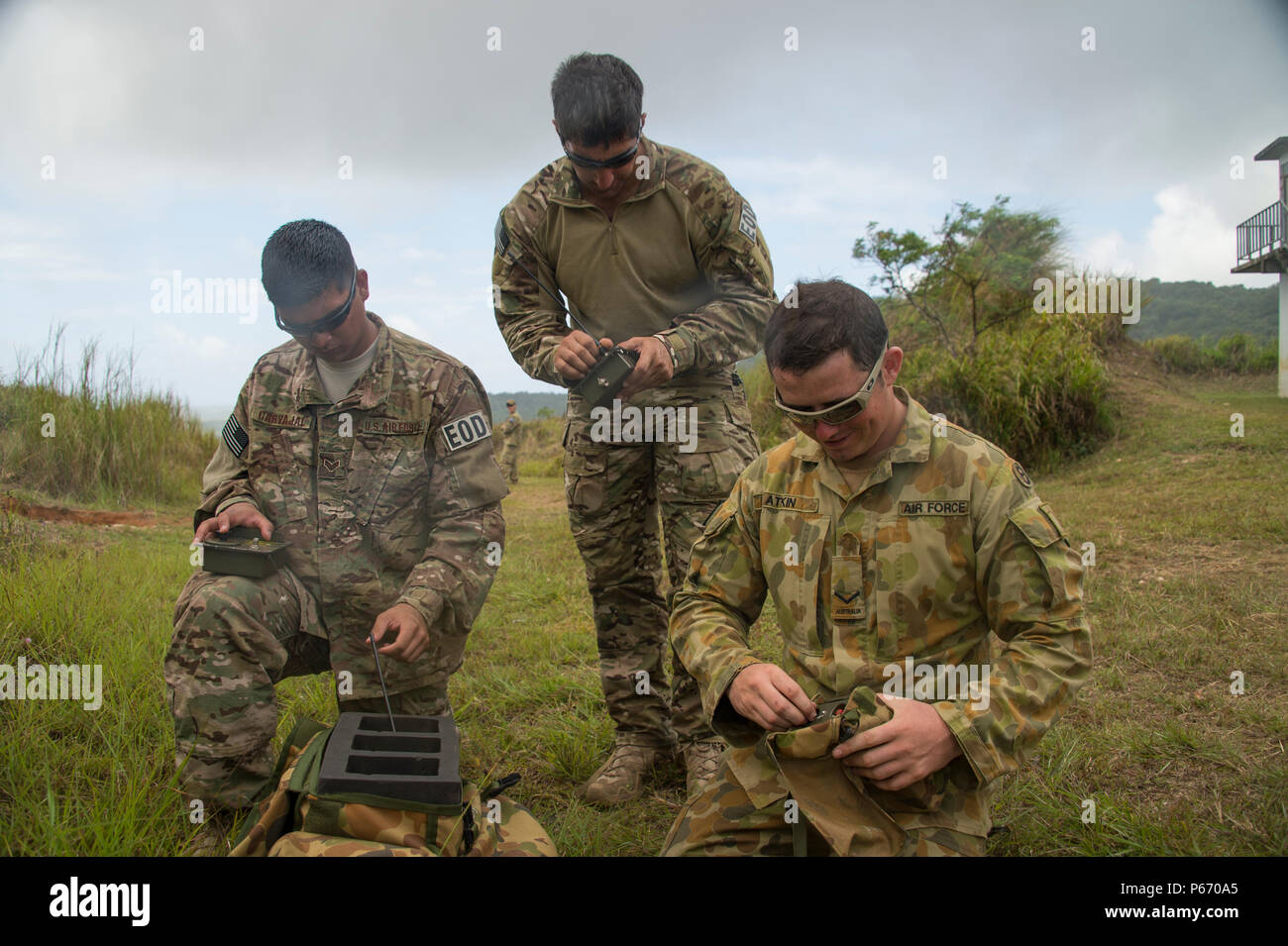 U.S. and Australian military Explosive Ordnance Disposal (EOD ...