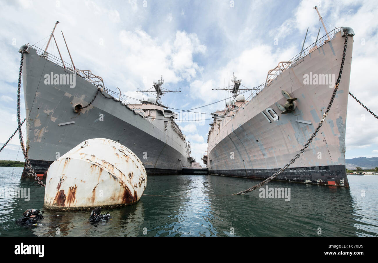 Seabee divers with Underwater Construction Team (UCT) 2 Construction ...