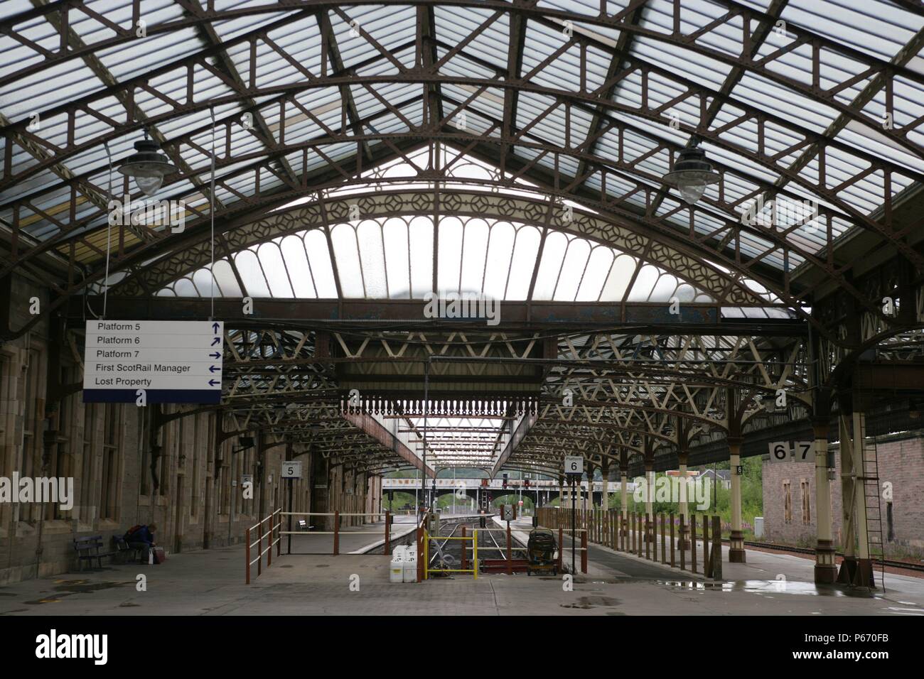 The glazed canopy and bay platforms 5 and 6 at Perth station ...