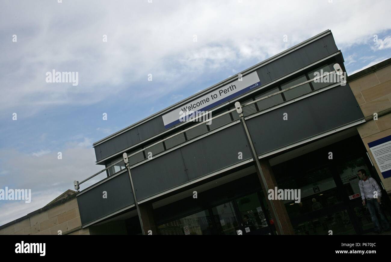 The main entrance of Perth station, Perthshire. 2007 Stock Photo - Alamy