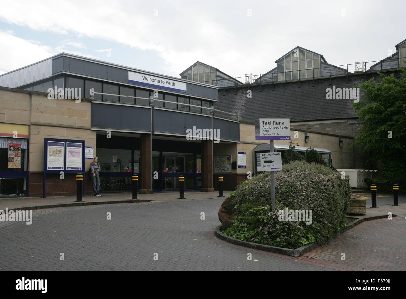 Perth railway station scotland hi-res stock photography and images - Alamy