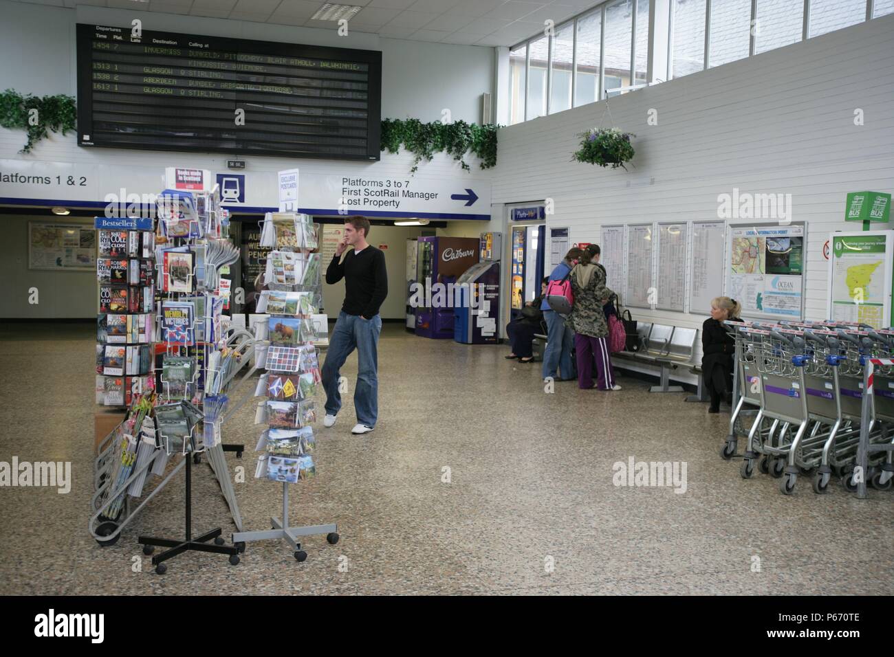 The station concourse at Perth station, Perthshire. 2007 Stock Photo ...
