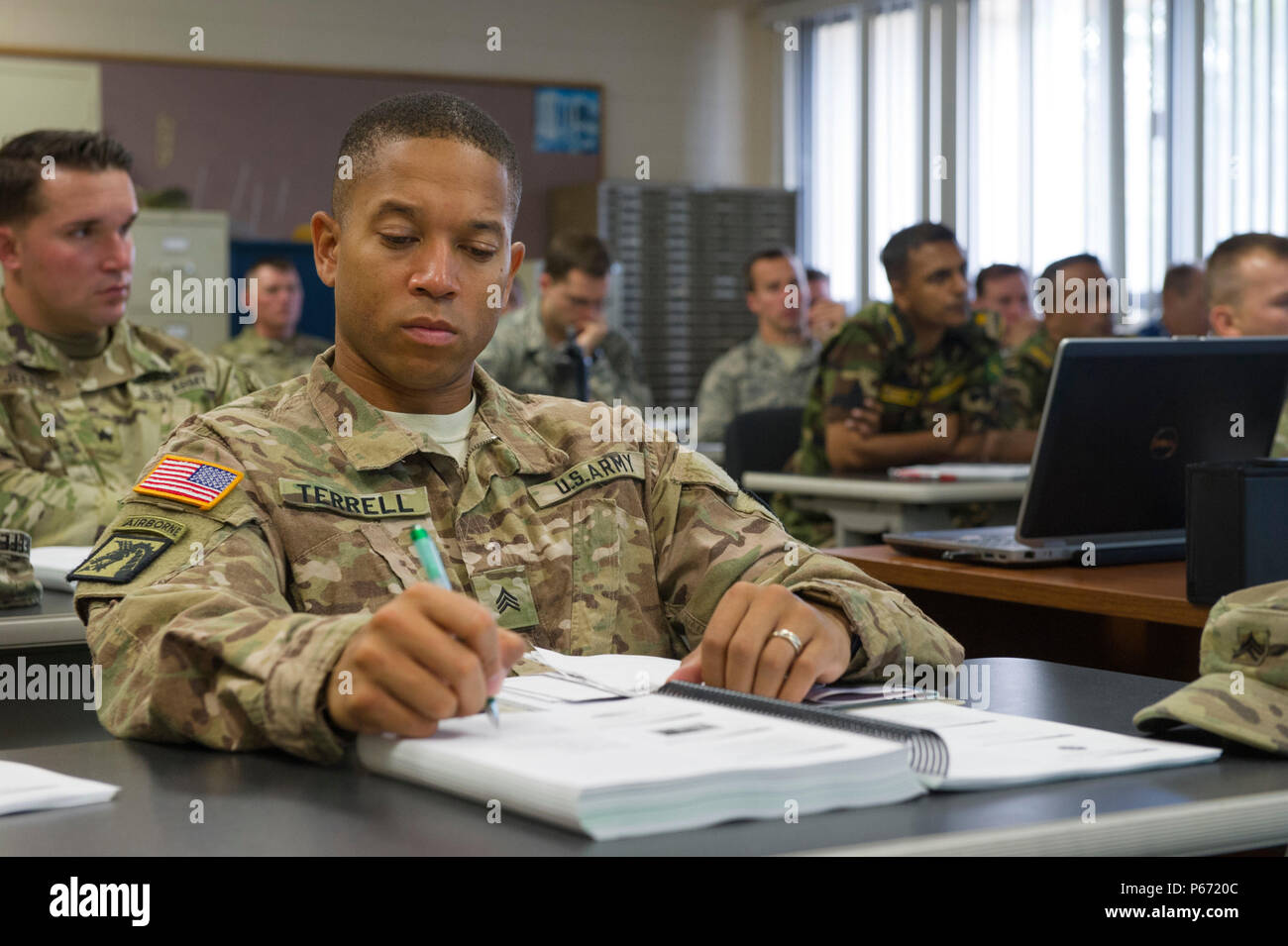 Army classroom hi-res stock photography and images - Alamy