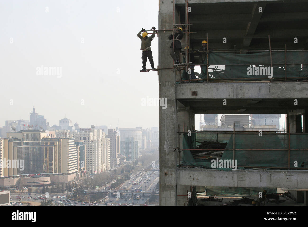 Precarious scaffolding on Chinese high-rise Stock Photo - Alamy