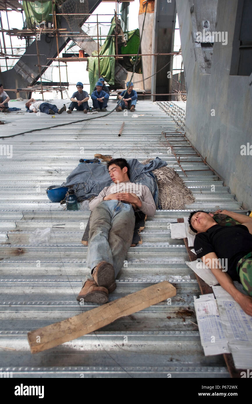 Construction workers resting hi-res stock photography and images - Alamy