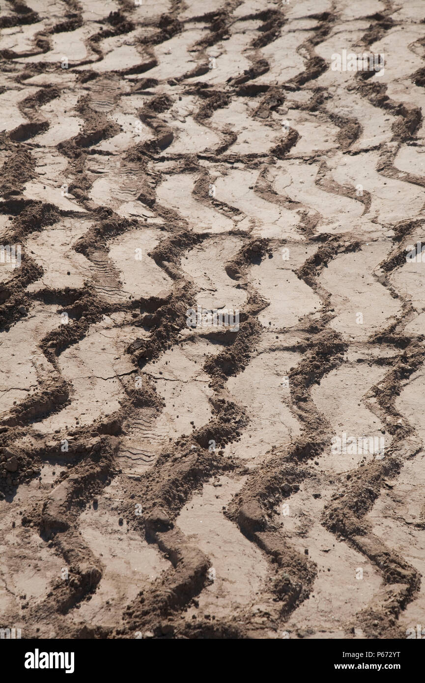 Caterpillar tracks hi-res stock photography and images - Alamy