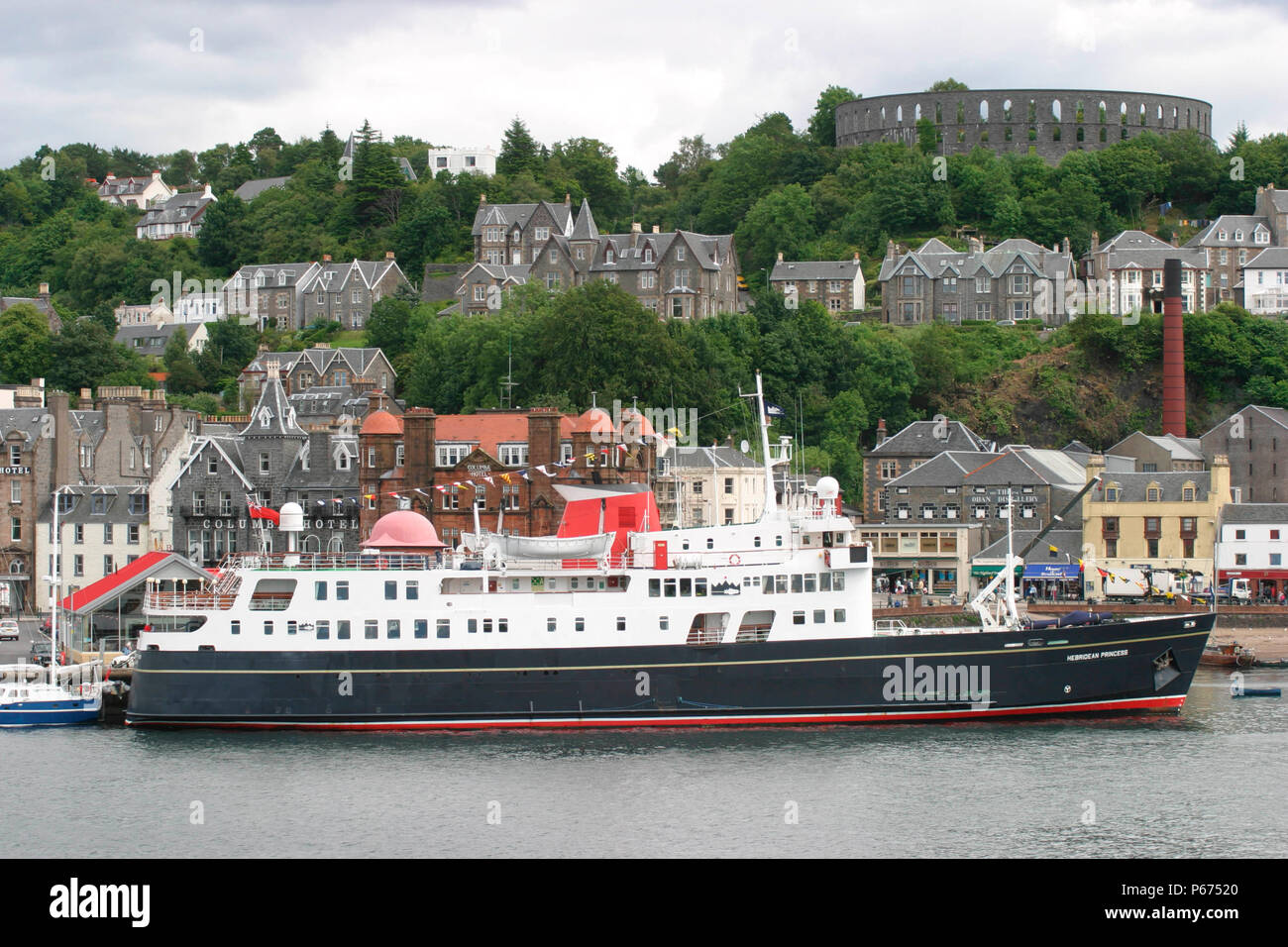 The harbour at Oban with ferry waiting to depart. July 2004 Stock Photo ...