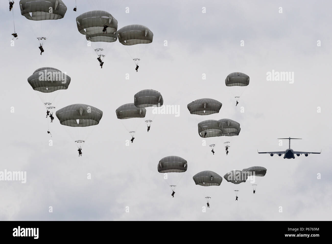 U.S. Army paratroopers assigned to the 1st Battalion, 501st Parachute ...