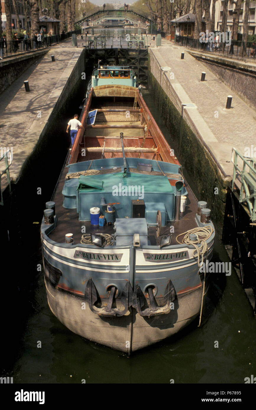 Paris freight barge hi-res stock photography and images - Alamy