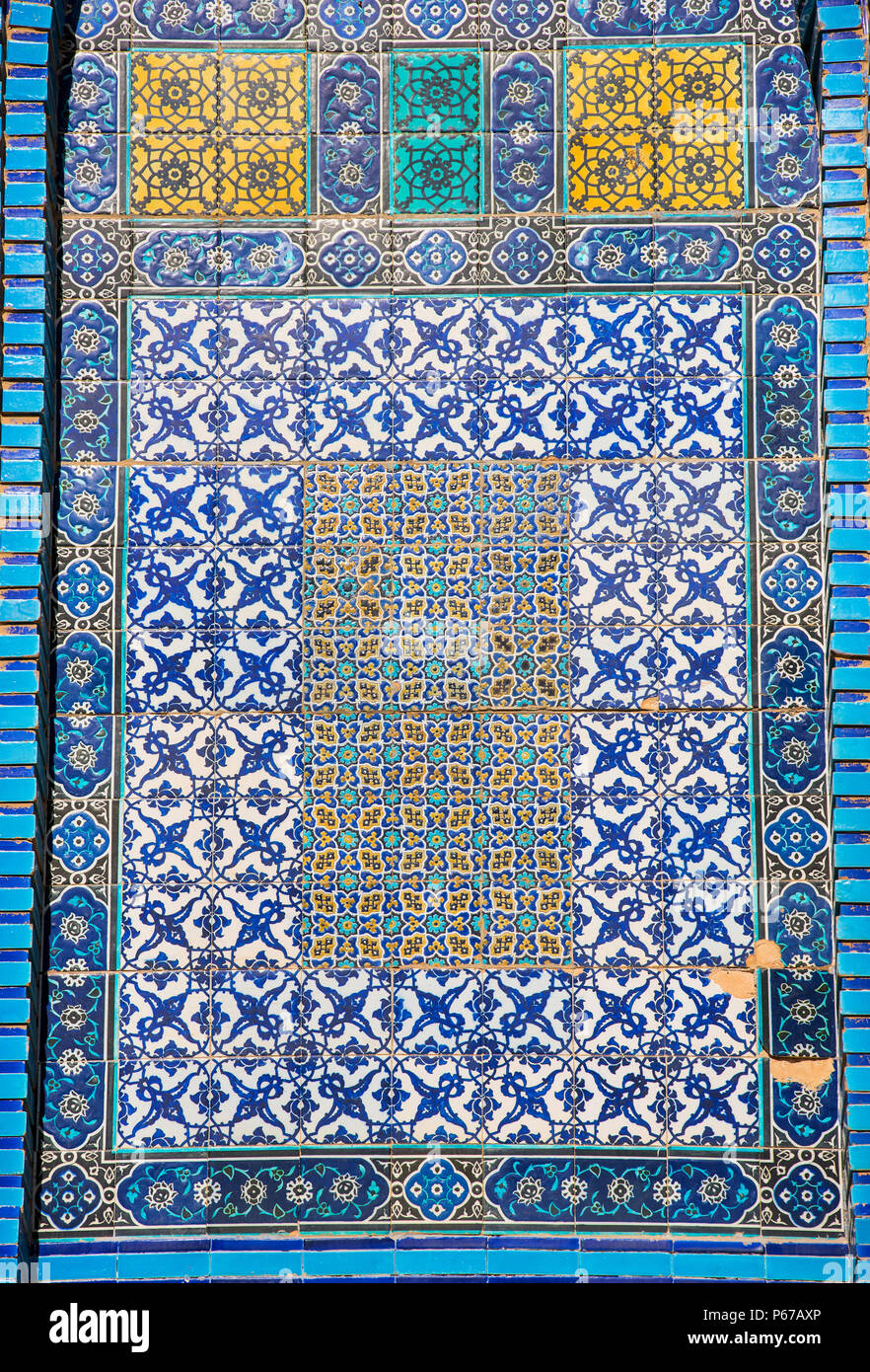 Pattern of blue Arabic mosaic tiles on the Dome of the Rock, Jerusalem ...
