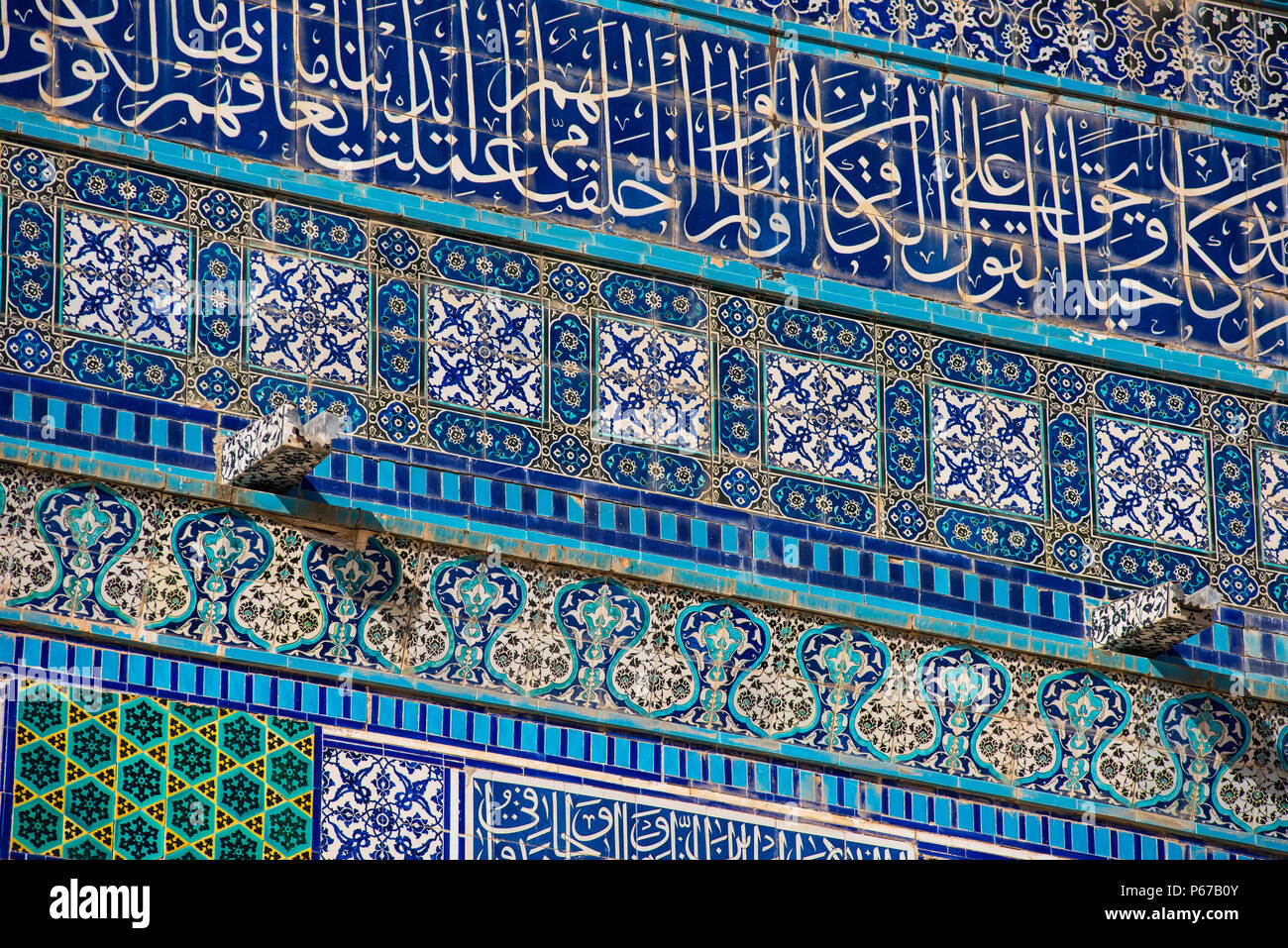Blue Arabic mosaic tiles on the Dome of the Rock, Temple Mount ...