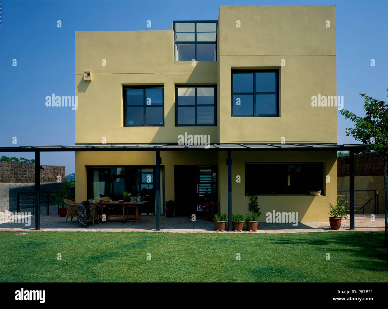 Sprawling house hi-res stock photography and images - Alamy