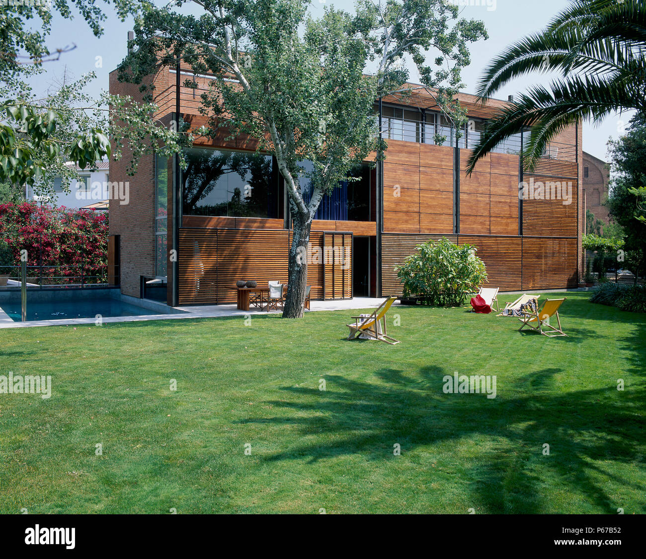 Sprawling house hi-res stock photography and images - Alamy