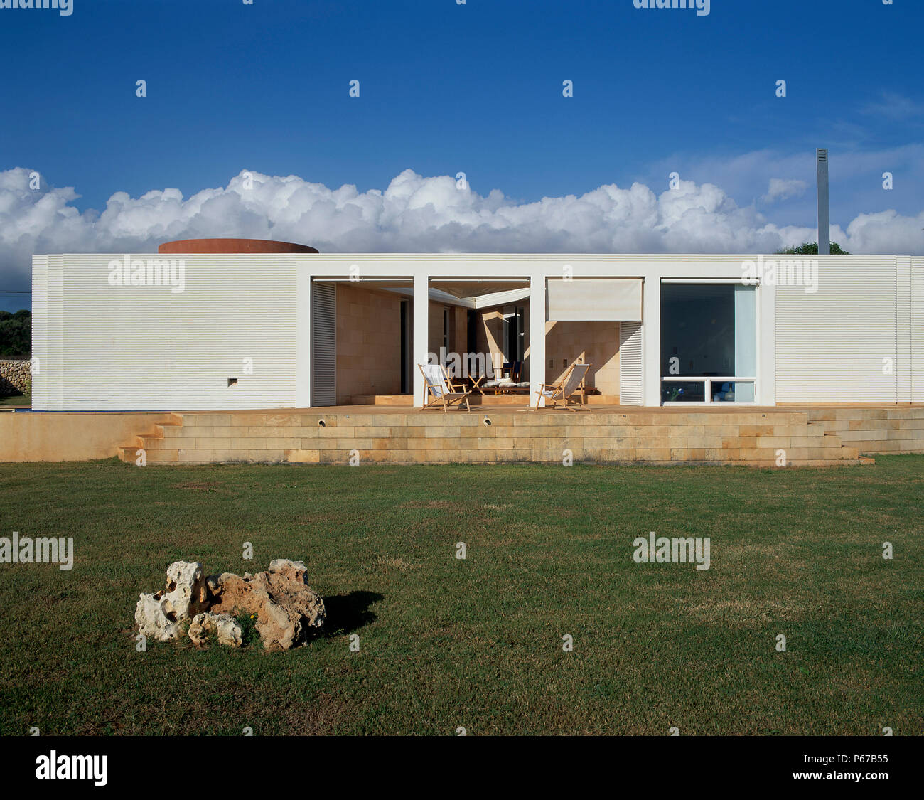 Sprawling house hi-res stock photography and images - Alamy