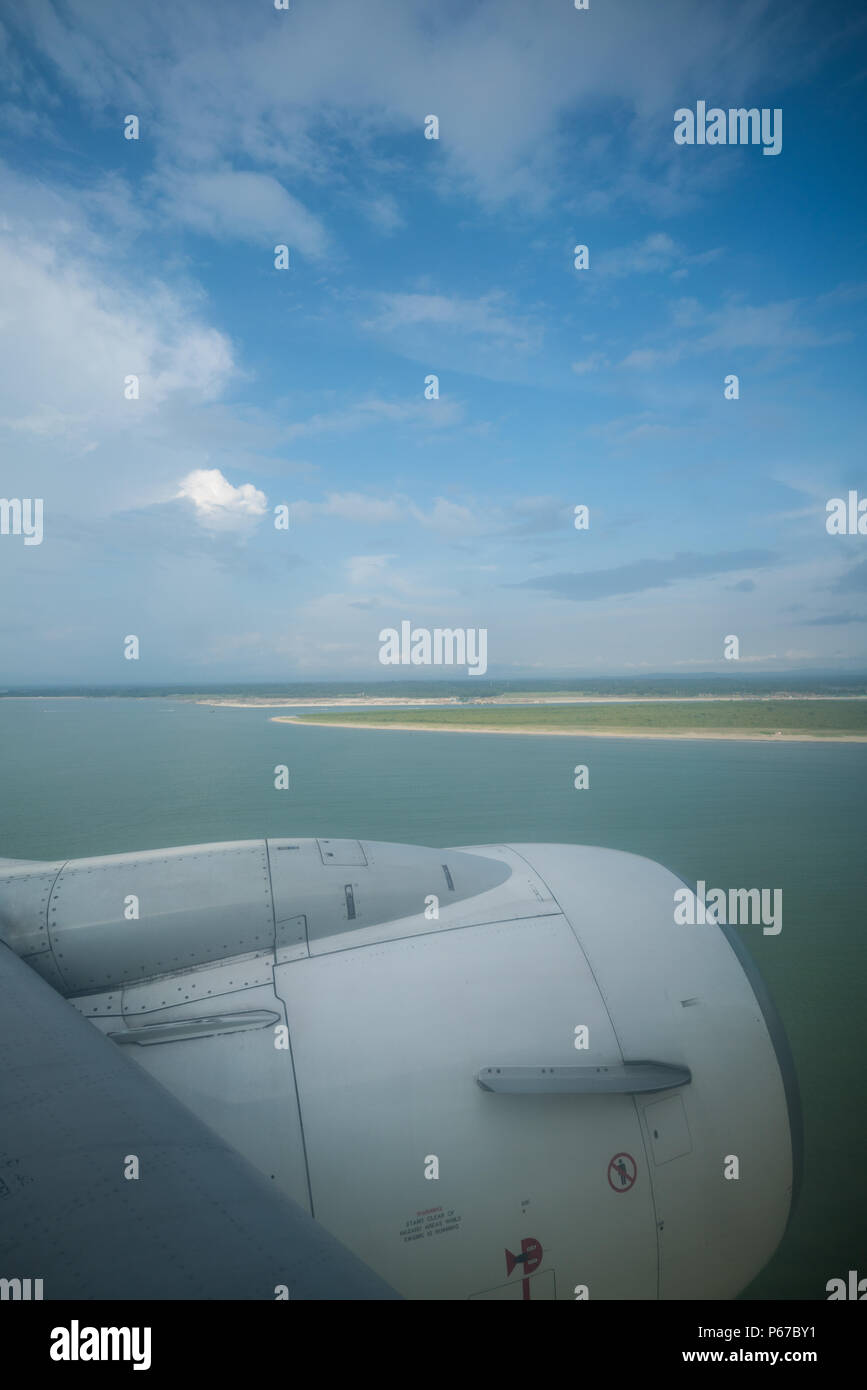 Aircraft window seat view hi-res stock photography and images - Alamy