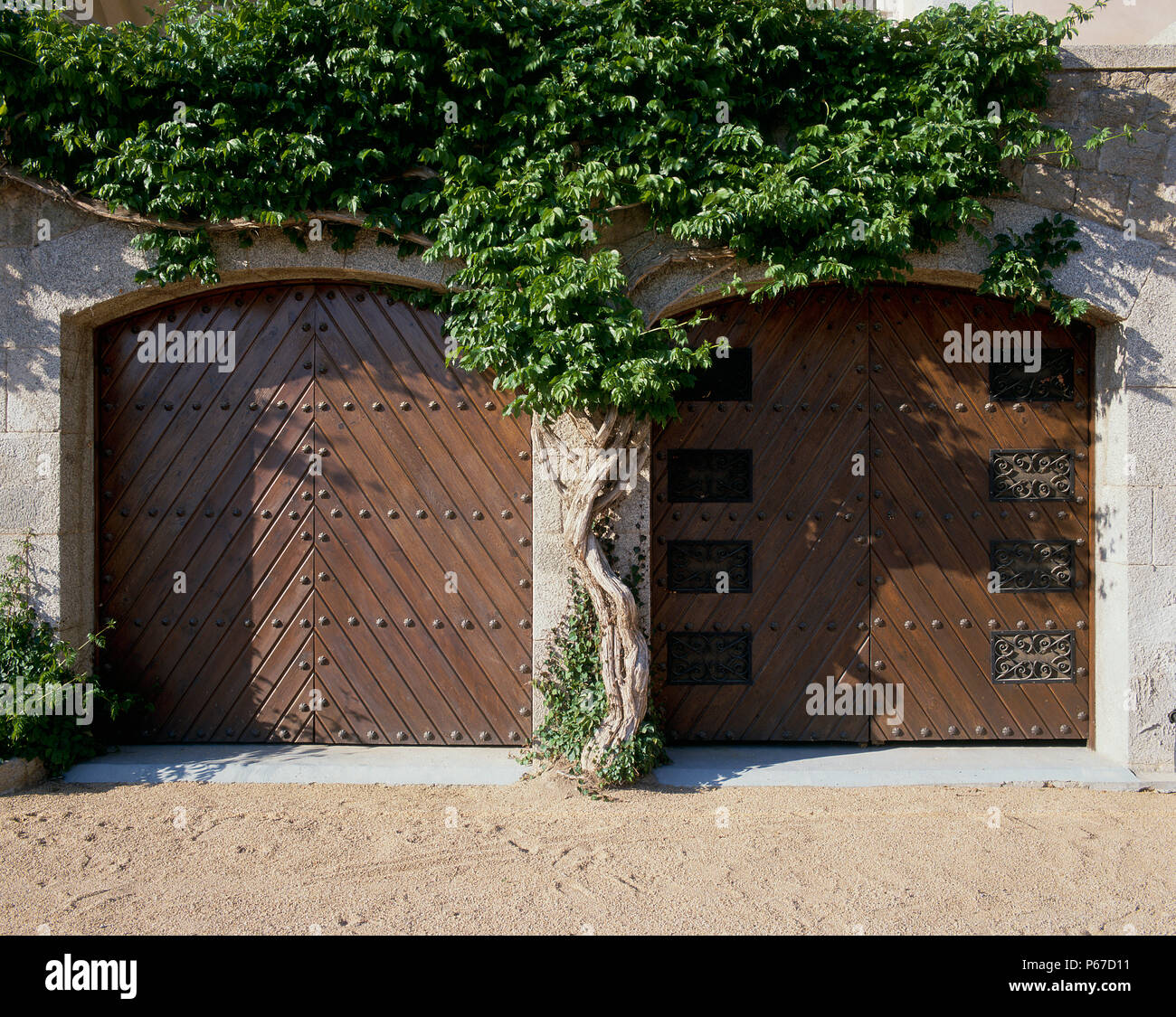 Closed gates hi-res stock photography and images - Alamy