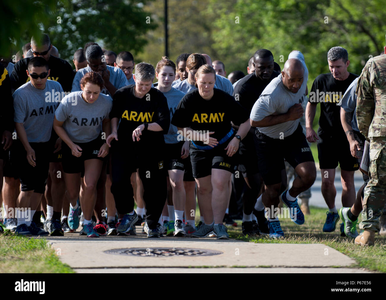U.S. Army Reserve Soldiers from the 200th Military Police Command's ...