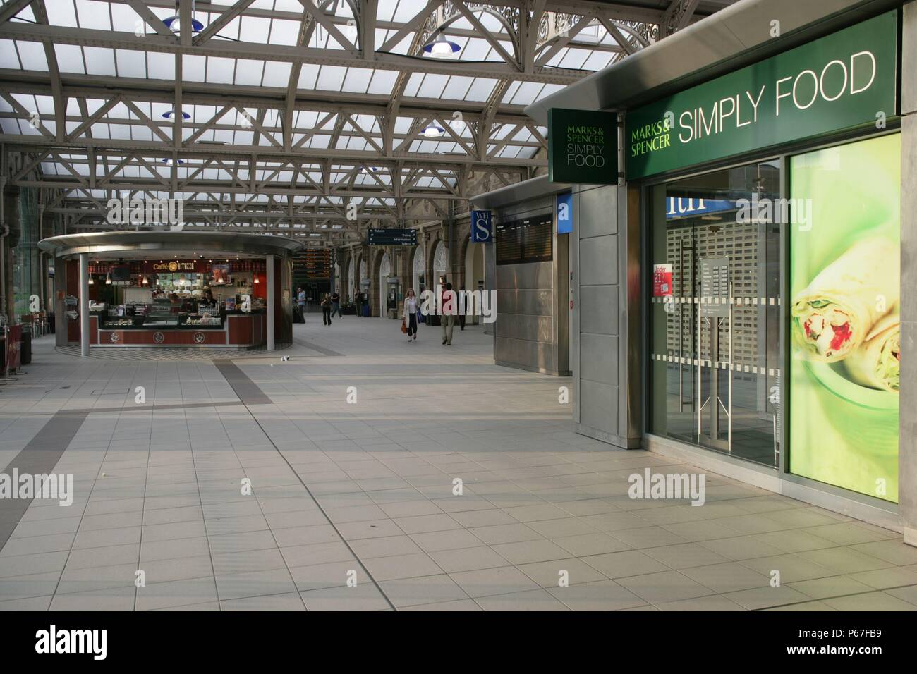 Interior sheffield railway station hi-res stock photography and images ...