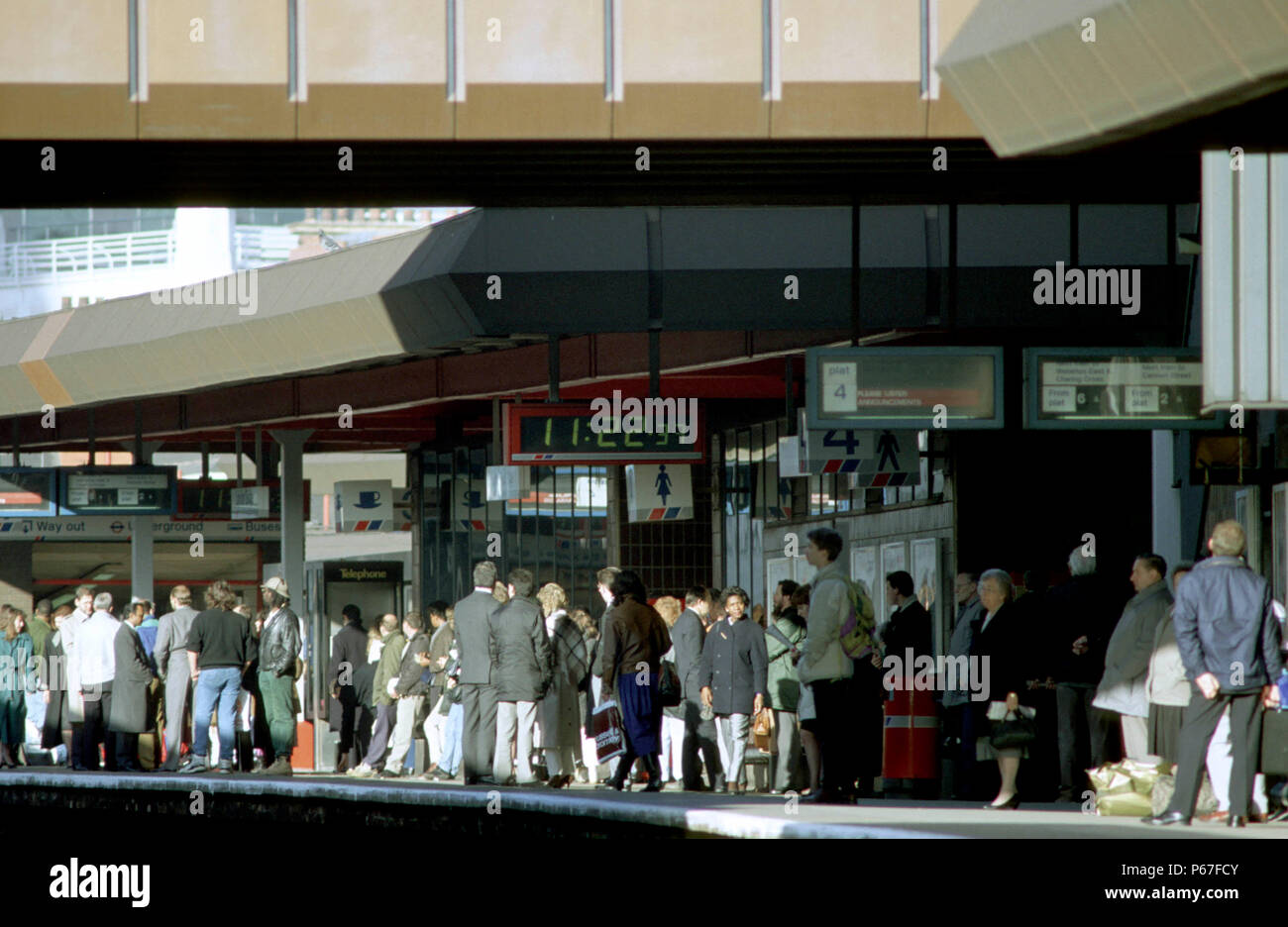 Crowded rush hour platform at London Bridge station. C1993 Stock Photo ...