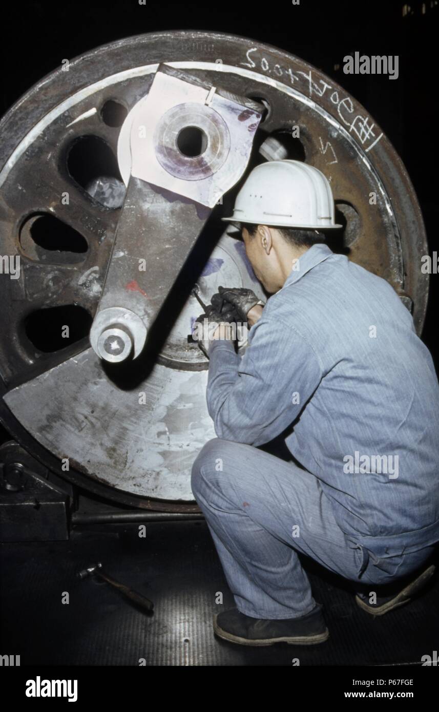 Detailed measurements of locomotive driving axels at Datong Locomotive ...