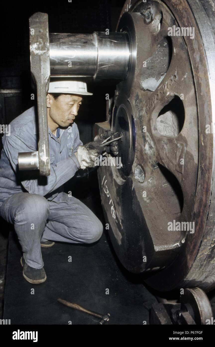 Detailed measurements of locomotive driving axels at Datong Locomotive ...