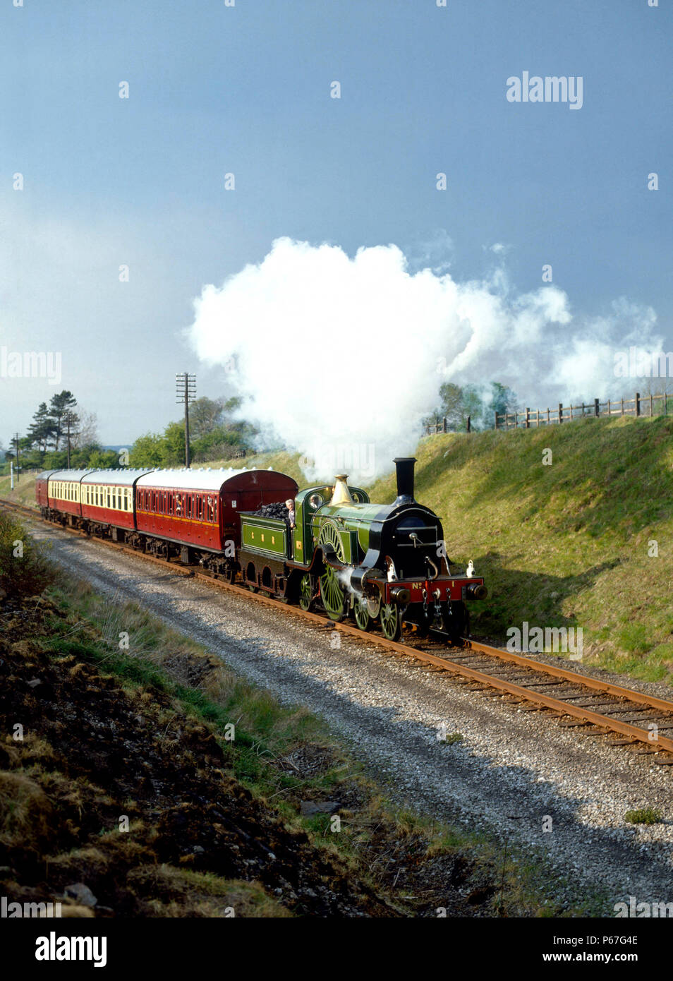 Great Central Railway. G.N.R. No 1 'Stirling Single' approaches Quorn ...