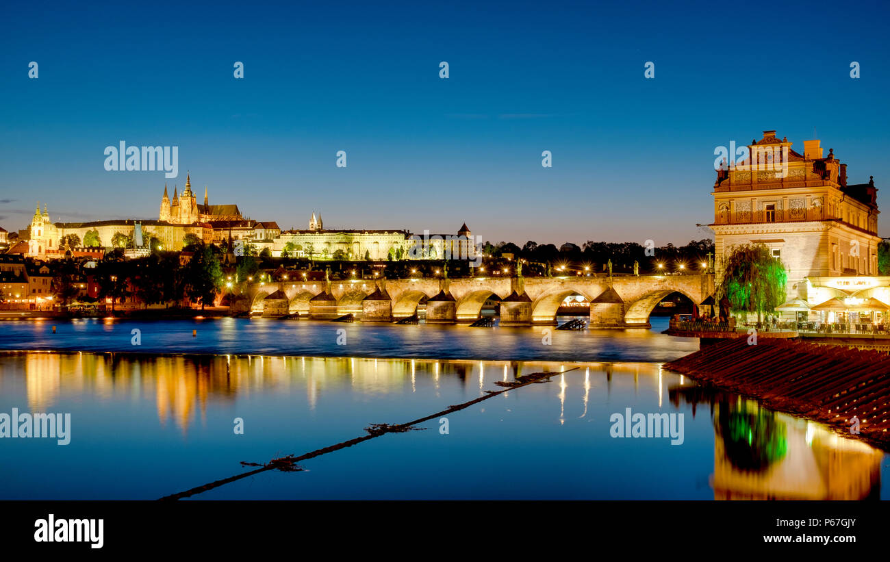 Charles bridge karluv most hi-res stock photography and images - Alamy