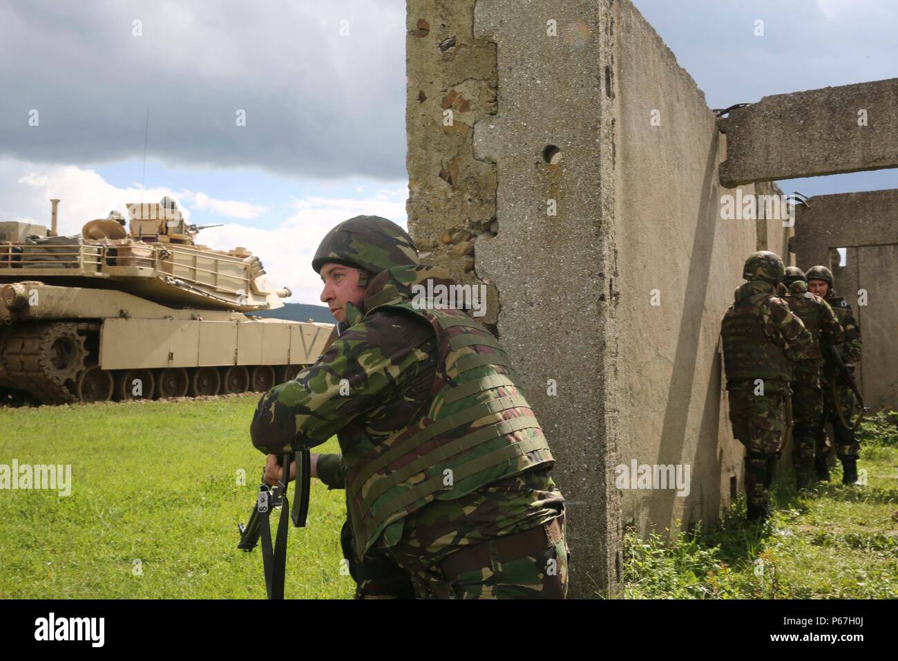 Romanian soldiers with the 634th Infantry Battalion prepare to advance ...