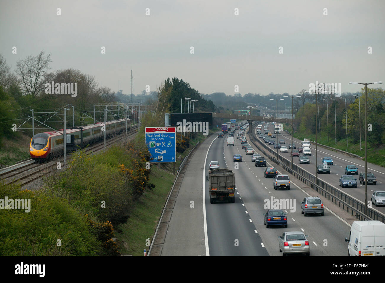 The north m1 sign motorway hi-res stock photography and images - Alamy