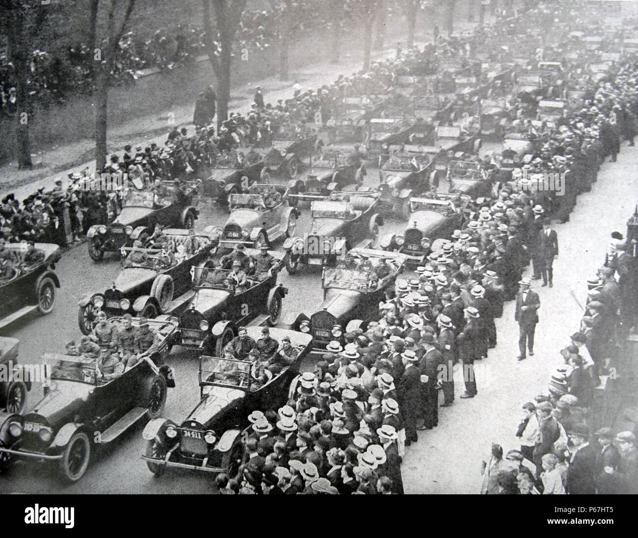 The US Army 1st Division parades through New York City after returning ...