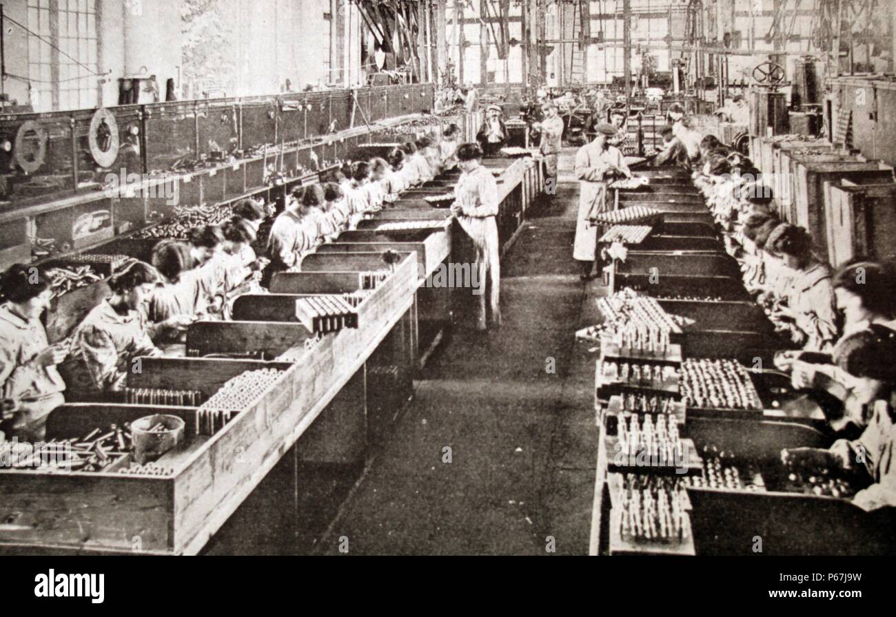 Munitions factory and women hi-res stock photography and images - Alamy
