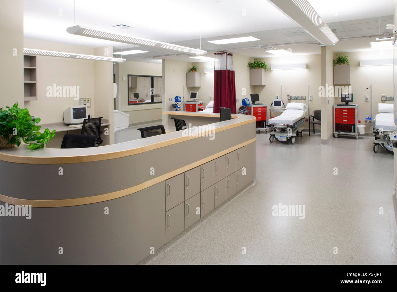 University reception desk hi-res stock photography and images - Alamy