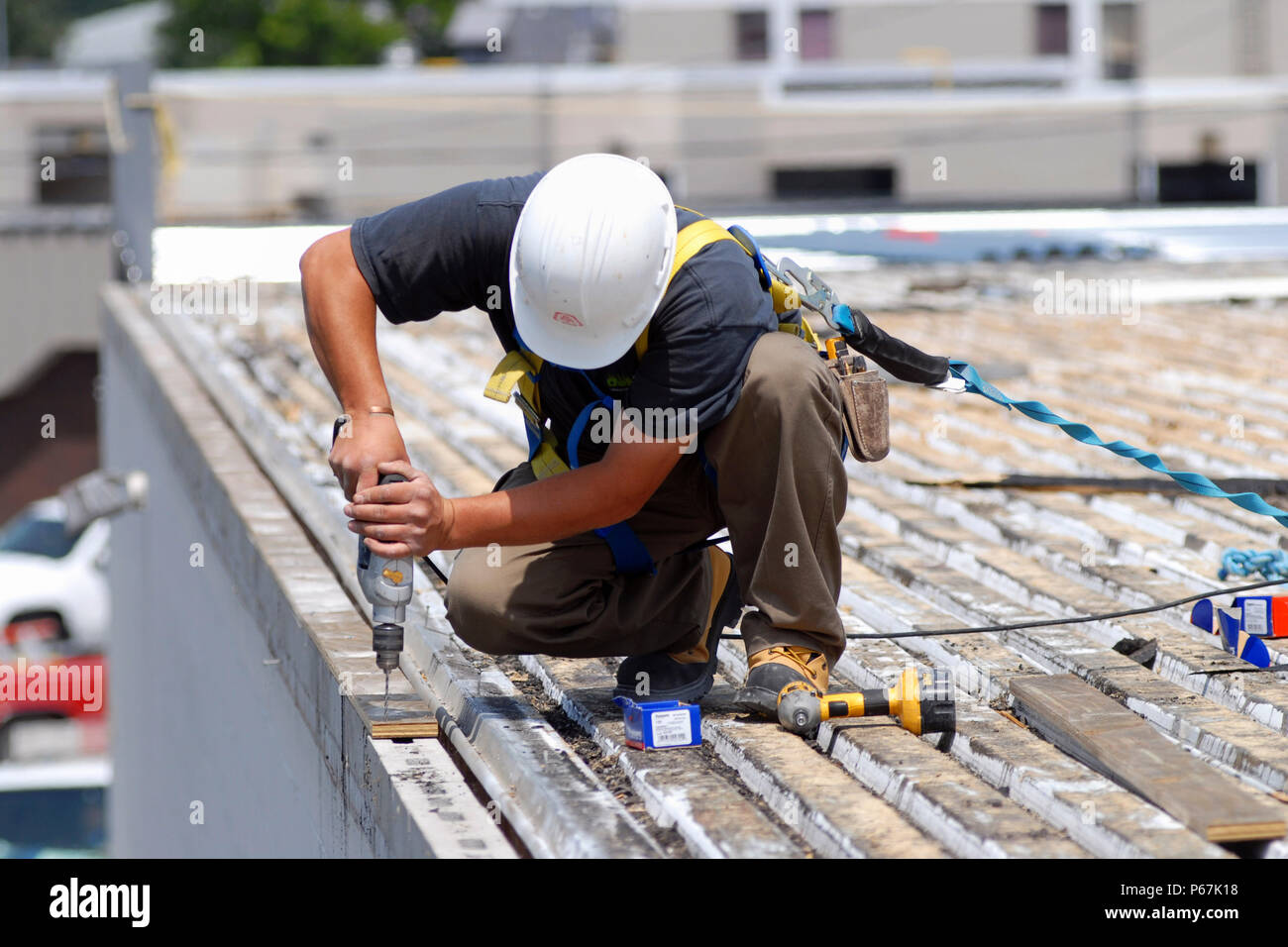 Roof worker tied off hi-res stock photography and images - Alamy