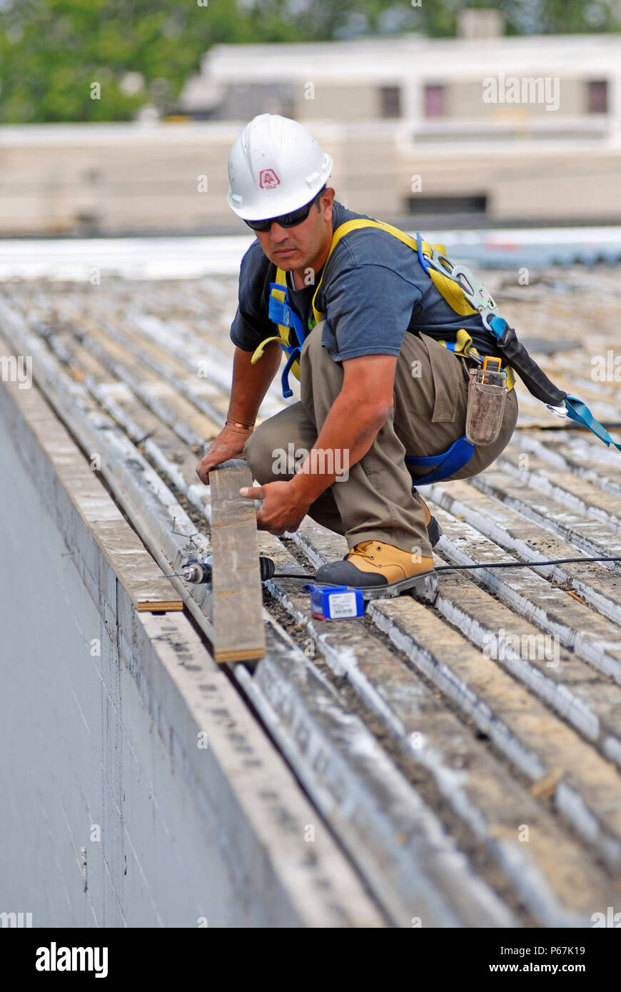 Roof worker tied off hi-res stock photography and images - Alamy