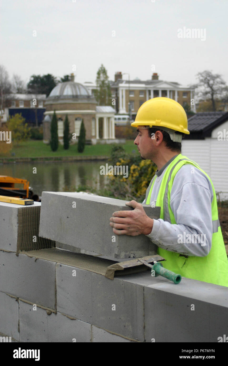 Bricklayer constructing cavity wall Stock Photo - Alamy