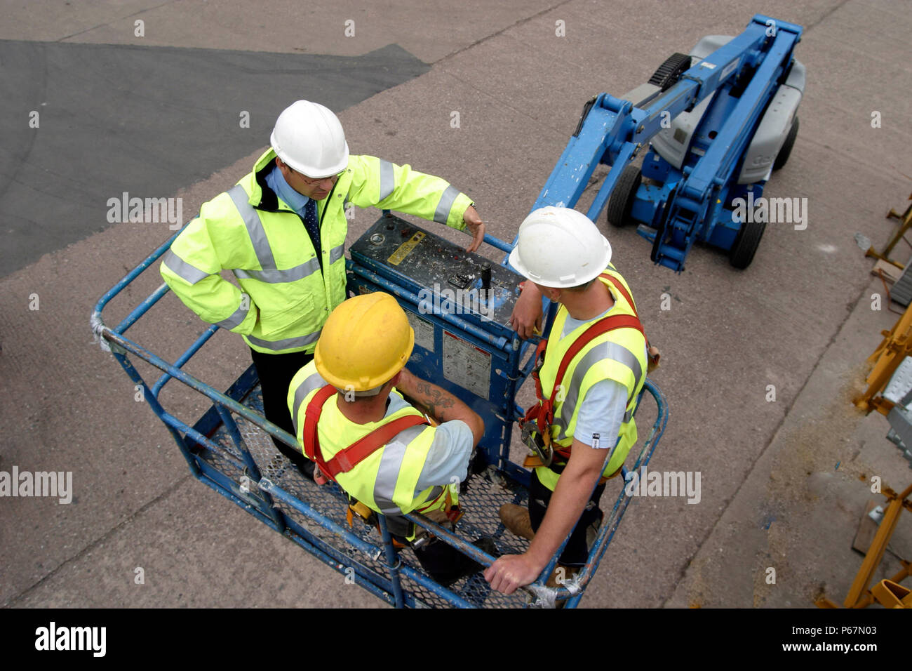 Elevated cherry picker with men hi-res stock photography and images - Alamy