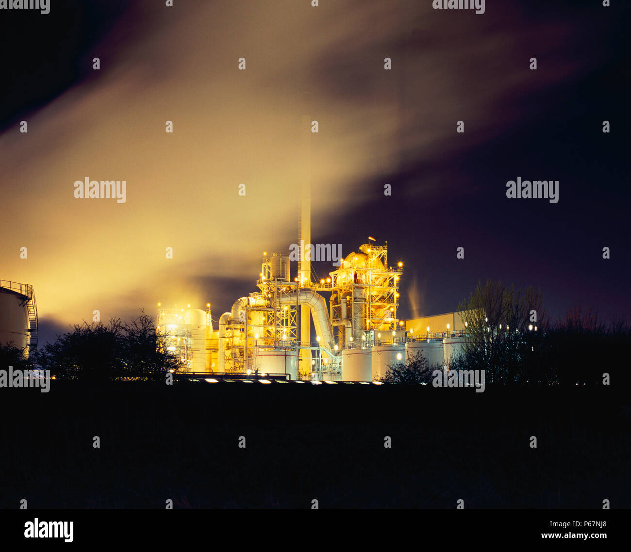Stanlow oil refinery in cheshire hi-res stock photography and images ...
