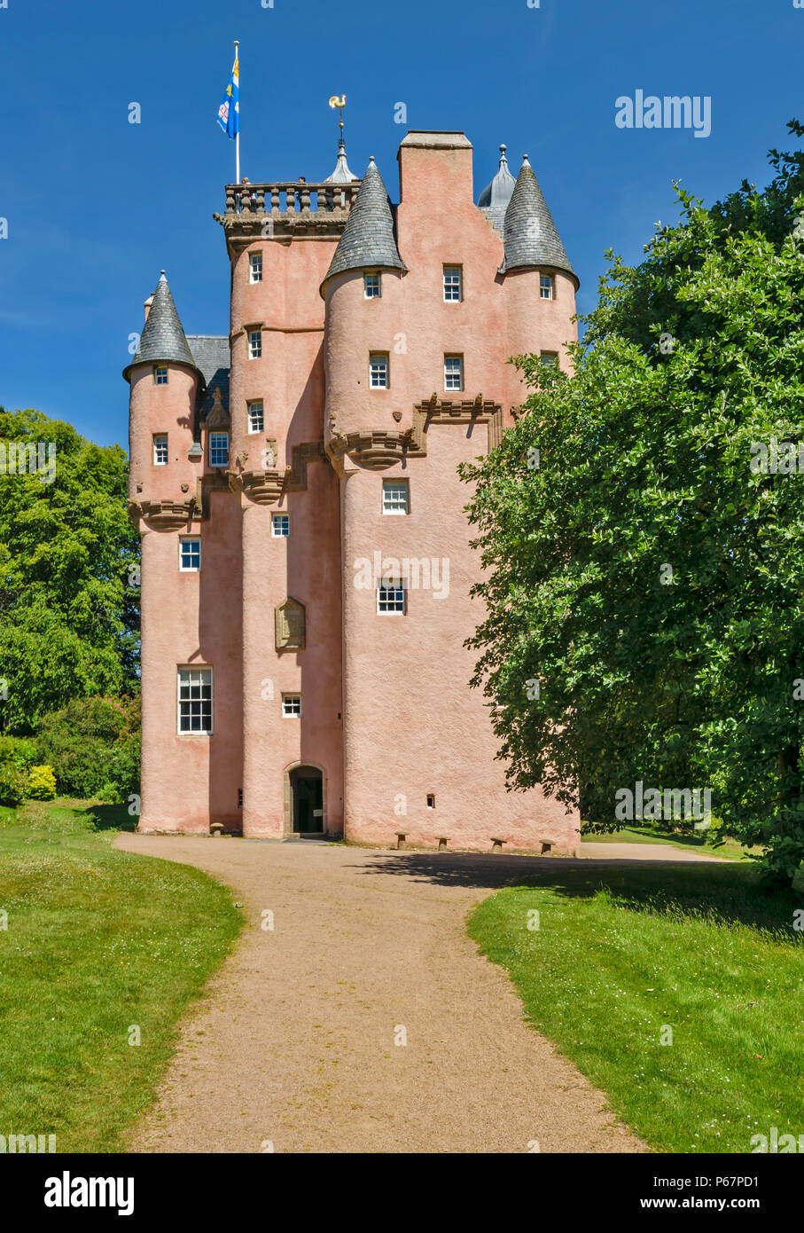 CRAIGIEVAR CASTLE ABERDEENSHIRE SCOTLAND MAIN ENTRANCE AND PEOPLE AT ...