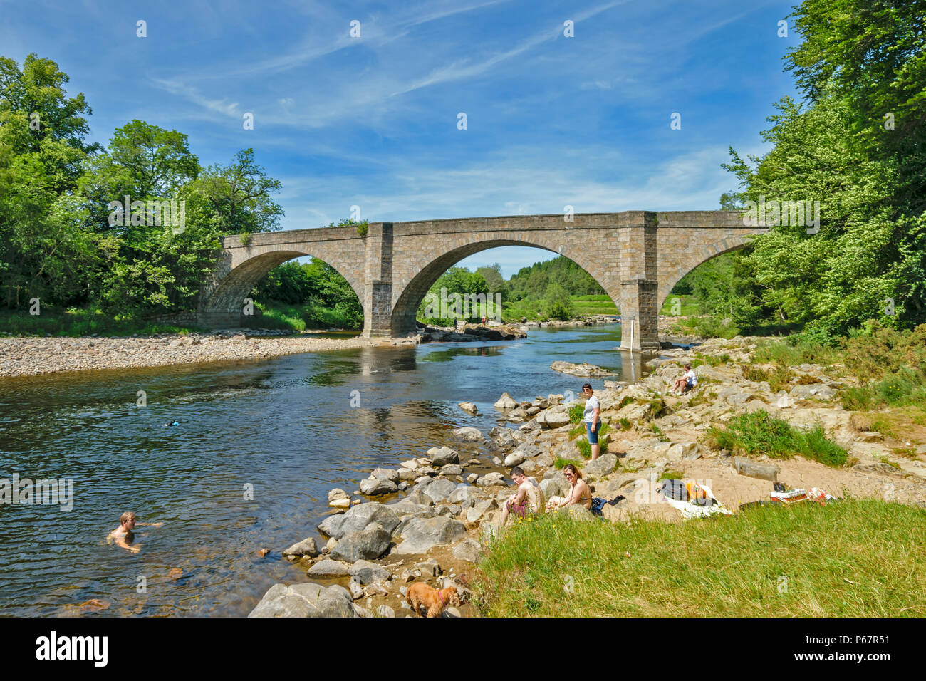 POTARCH BRIDGE OVER THE RIVER DEE ABERDEENSHIRE A HOT SUMMERS DAY WITH ...