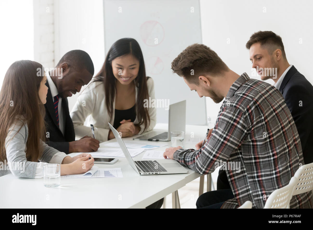 Signing agreement hi-res stock photography and images - Alamy
