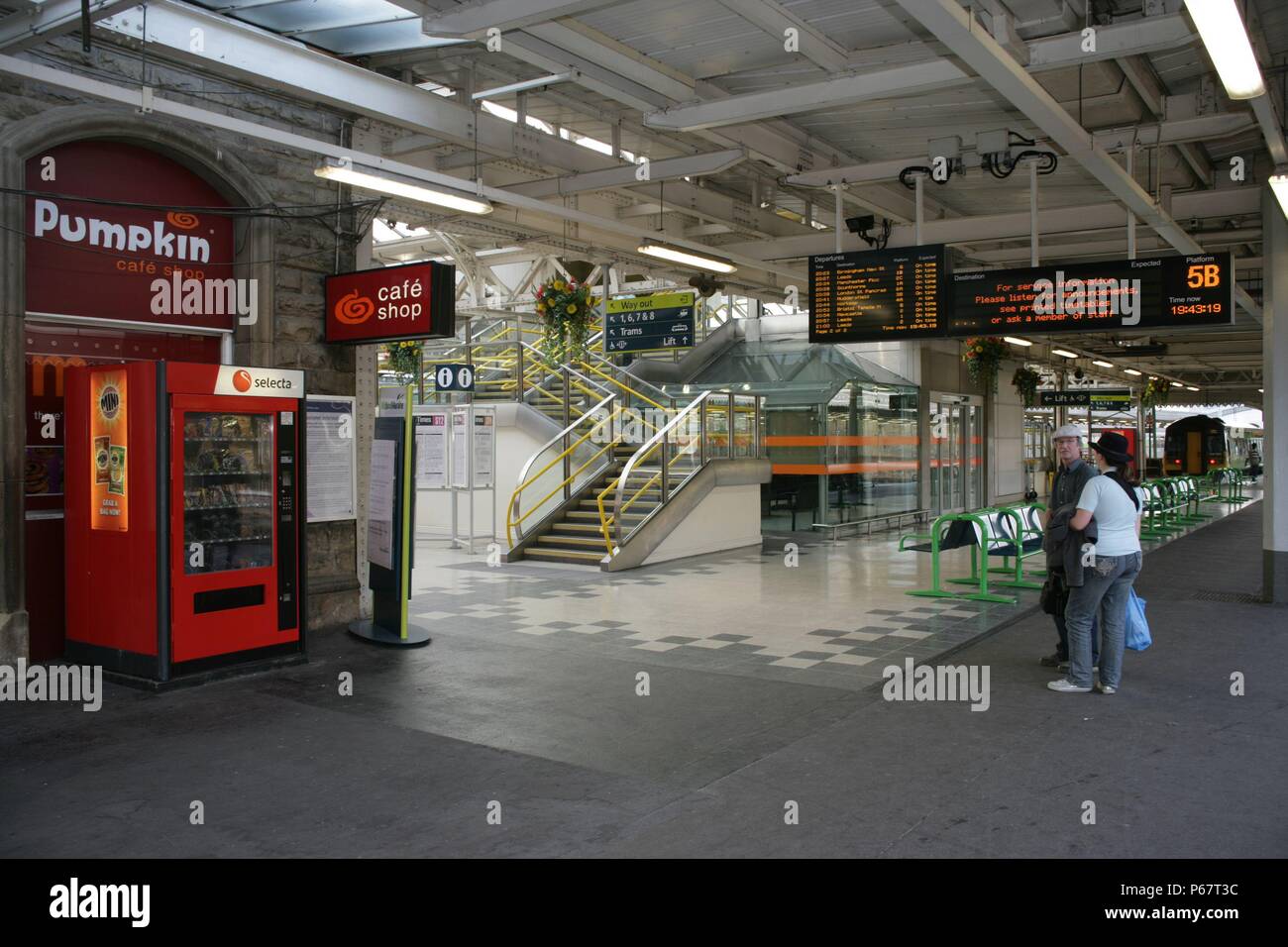 Interior sheffield railway station hi-res stock photography and images ...