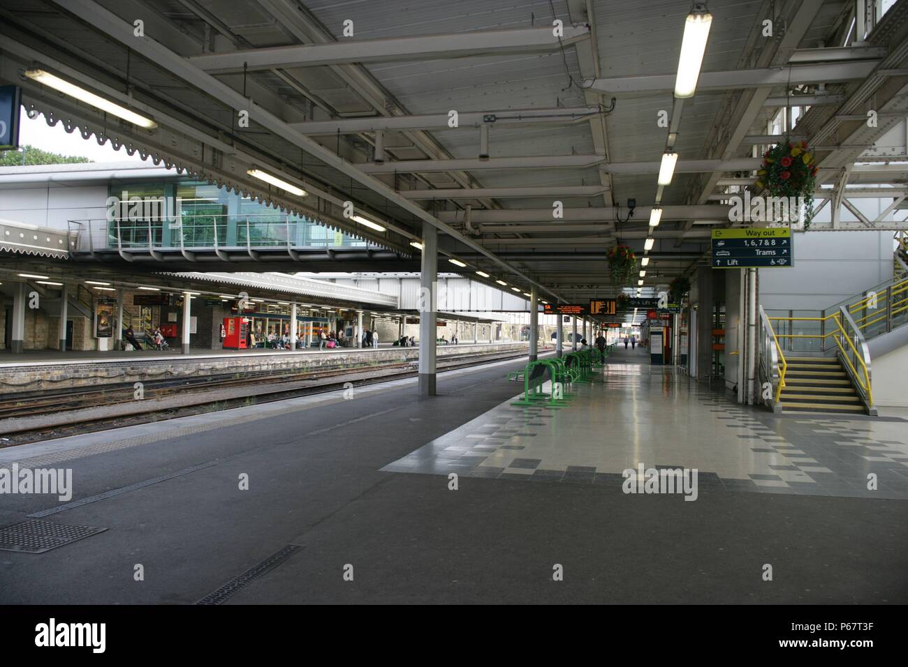 Interior sheffield railway station hi-res stock photography and images ...