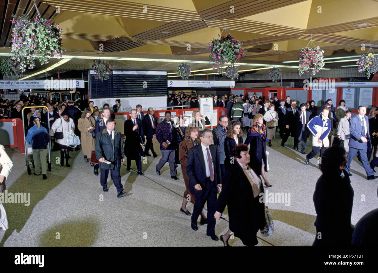 Concourse rush hour station hi-res stock photography and images - Alamy